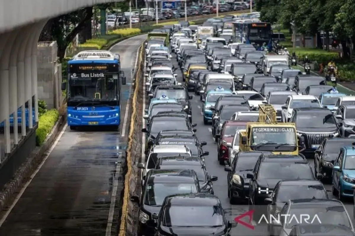 Tarif Transjakarta, Haruskah Dinaikkan? – INSTRAN